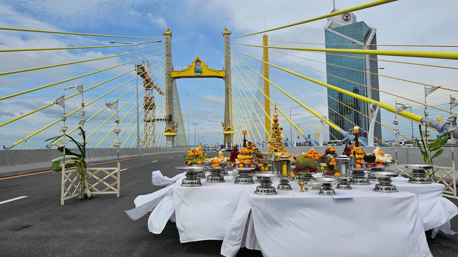 อัญเชิญพระบรมสารีริกธาตุ ประดิษฐานบนยอดเสา สะพานคู่ขนานสะพานพระราม 9 | Thai PBS News ข่าวไทยพีบีเอส