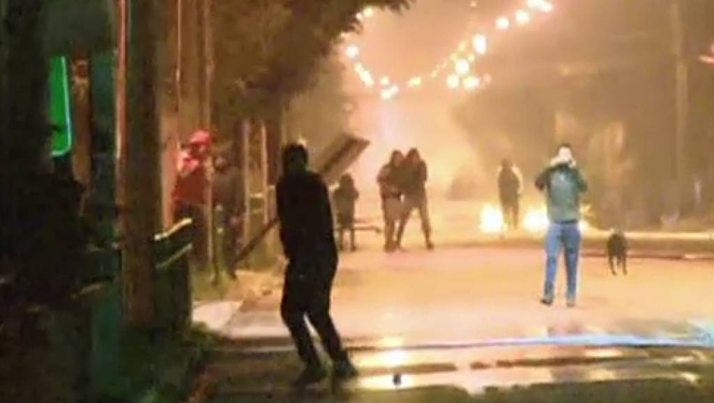 กลุ่มซ้ายจัดในชิลี ชุมนุมประท้วงก่อจราจล ตร.เจ็บ 7 | Thai PBS News ข่าวไทยพีบีเอส